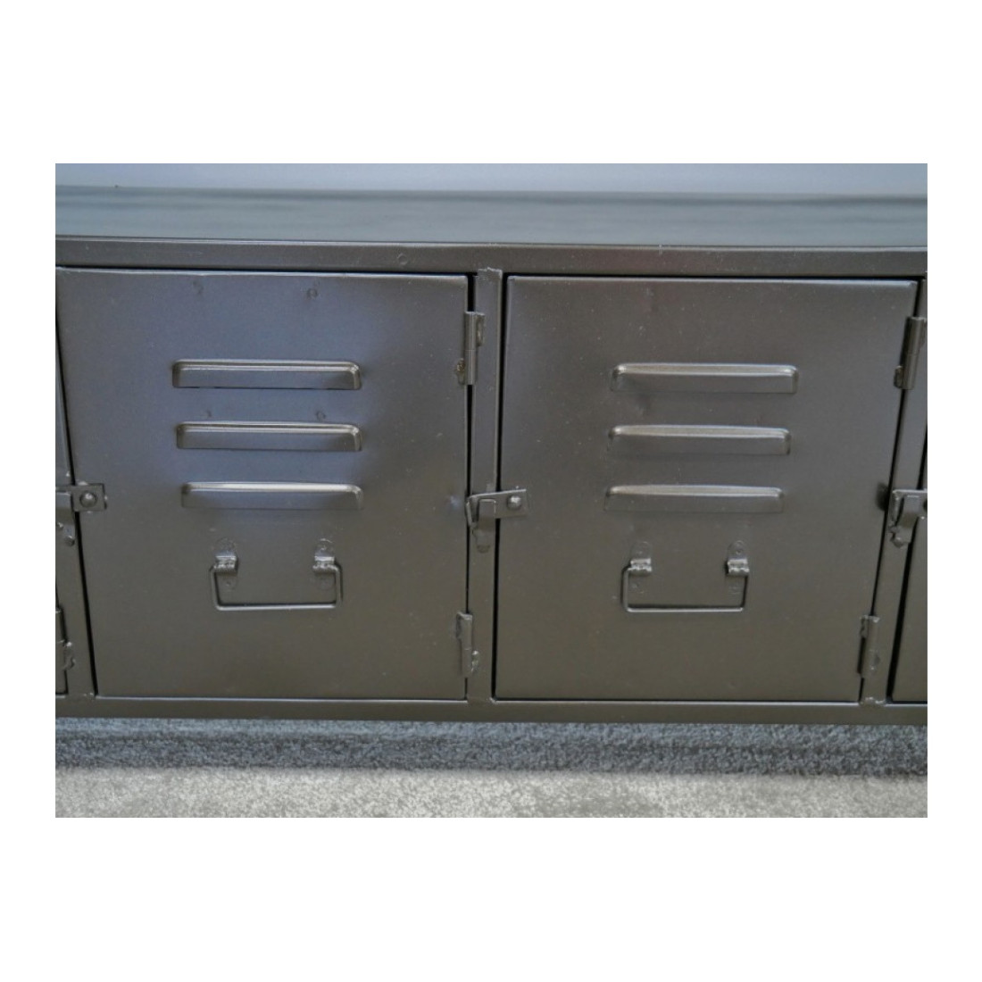 Meuble de rangement bas en métal