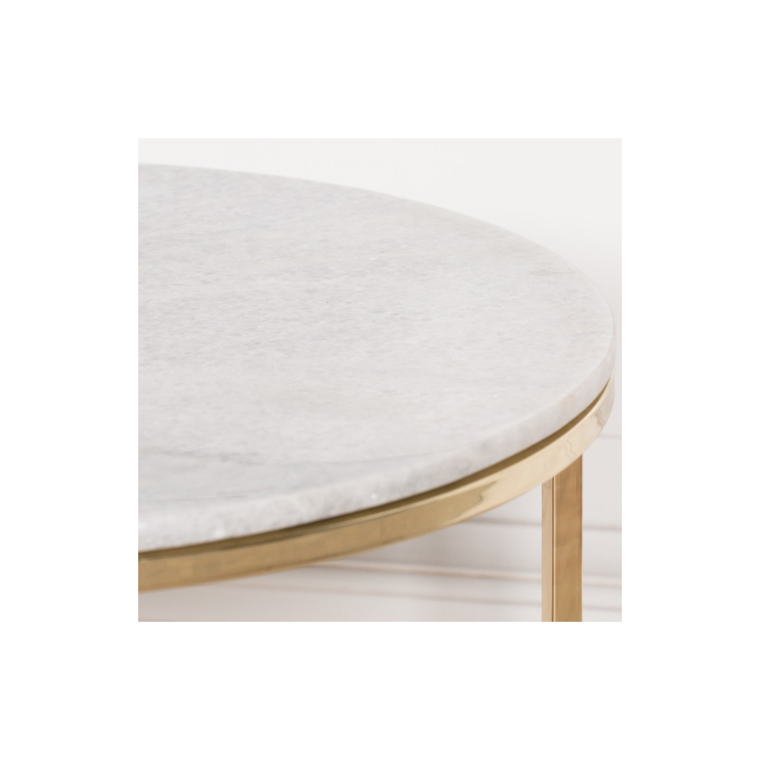 Table basse ronde en marbre blanc avec piètement doré