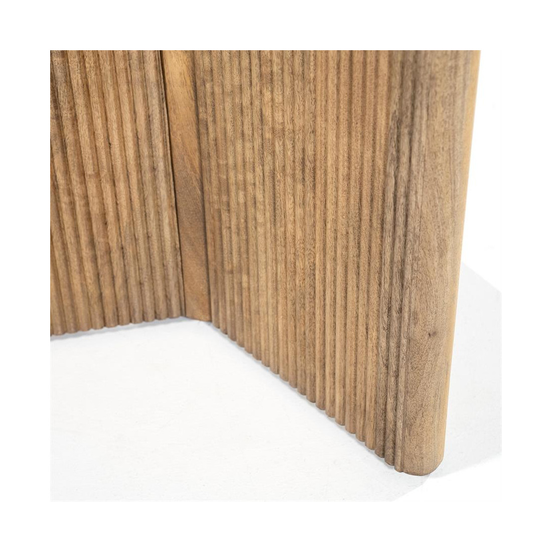 Table ronde de repas en travertin et manguier strié Sara