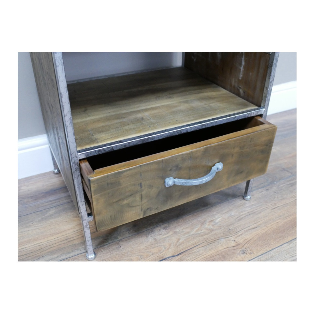 Meuble d'appoint en métal et bois avec niches et tiroir