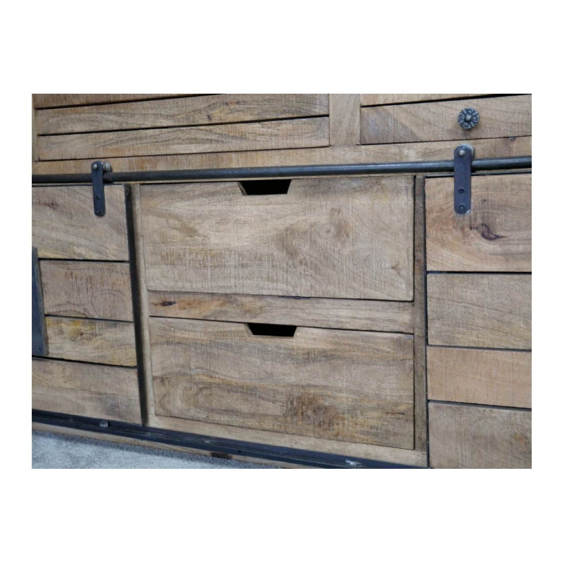 Buffet avec portes coulissantes sur rail en bois