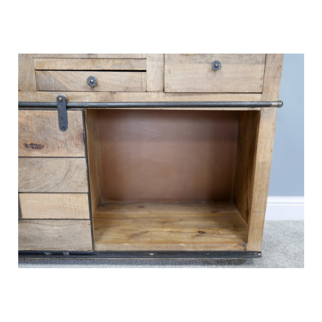 Buffet avec portes coulissantes sur rail en bois