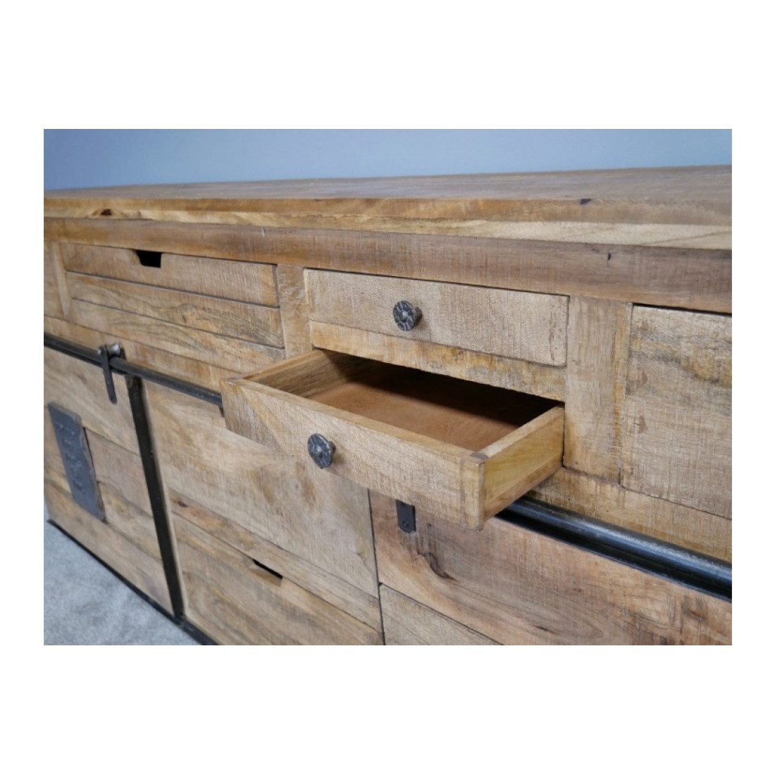 Buffet avec portes coulissantes sur rail en bois